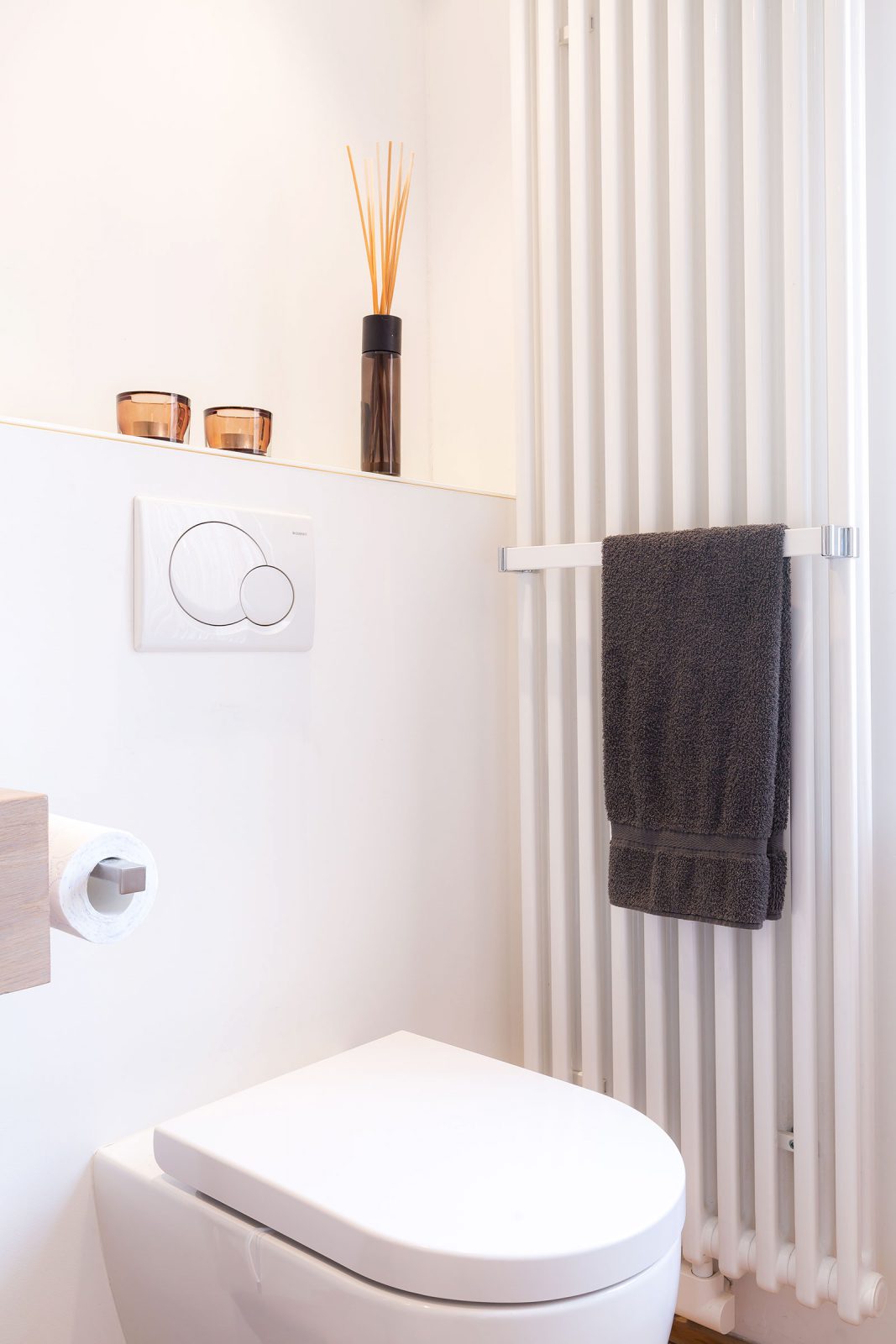 Valkoinen sisustus ja patterit - Clever Heating